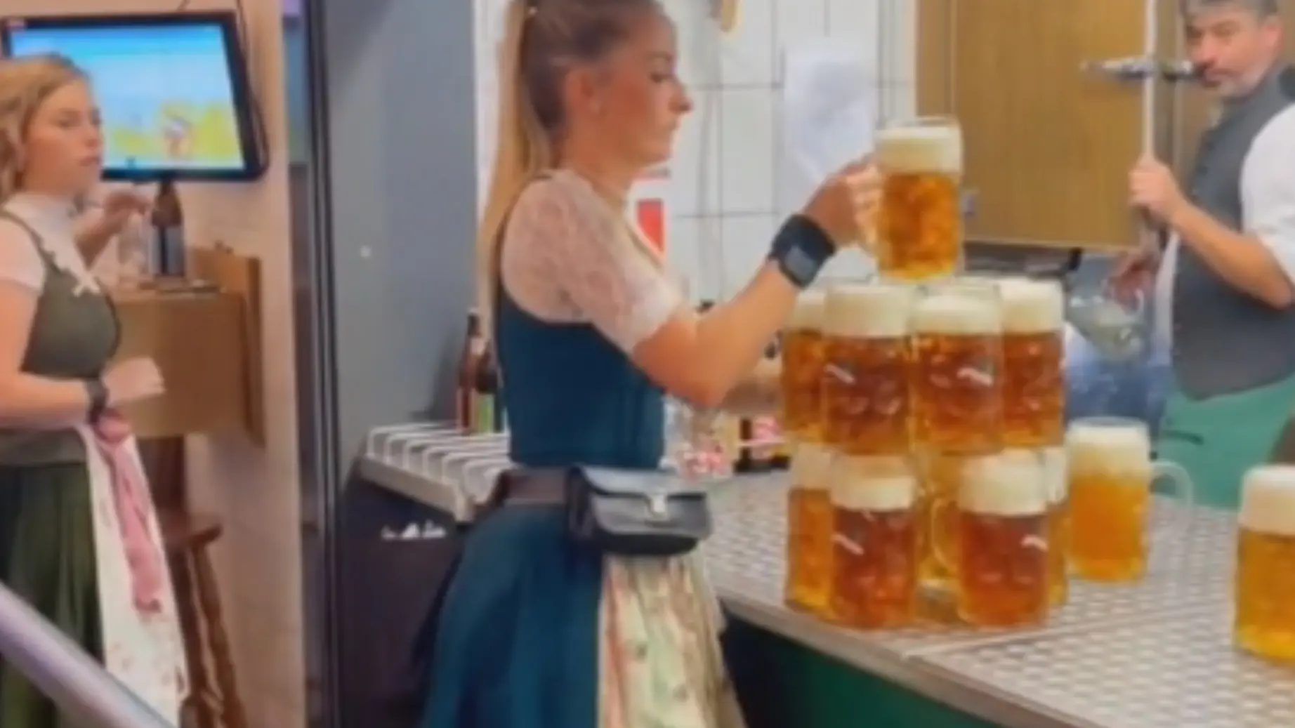 Konobarica sa Oktoberfesta postala hit na mrežama: Muškarci joj odmah nude brak kad vide snimak